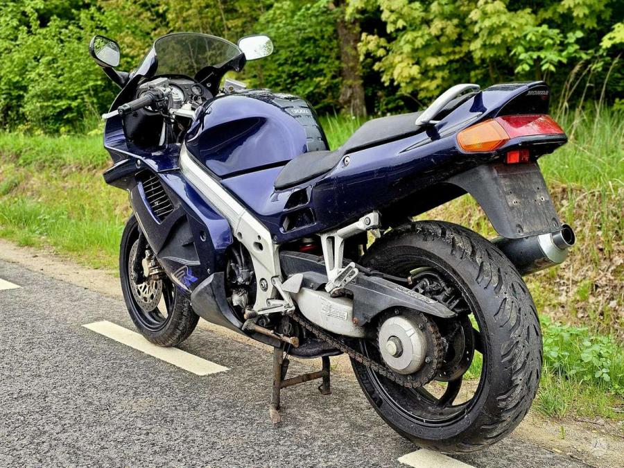 Zils Honda VFR 1996 Viļņa, ar dzinēja tilpumu 0.75 L un nobraukumu 52 tūkst. km par 1300 €, foto 7 vietnē AUTOMOTO.COM.LV