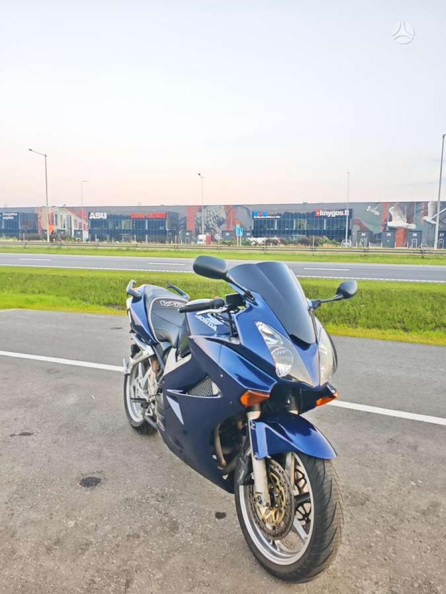 Blue Honda VFR 2002 in Kaunas, with an engine capacity of 0.78 L and mileage of 55 thousand km for 4000 €, photo 3 on AUTOMOTO.COM.LV