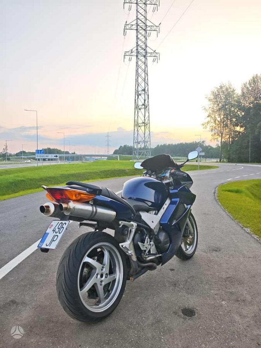Blue Honda VFR 2002 in Kaunas, with an engine capacity of 0.78 L and mileage of 55 thousand km for 4000 €, photo 4 on AUTOMOTO.COM.LV
