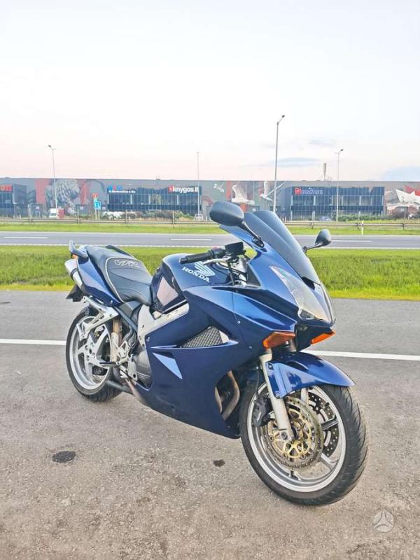 Zils Honda VFR 2002 Kauņa, ar dzinēja tilpumu 0.78 L un nobraukumu 55 tūkst. km par 4000 €, foto 4 vietnē AUTOMOTO.COM.LV