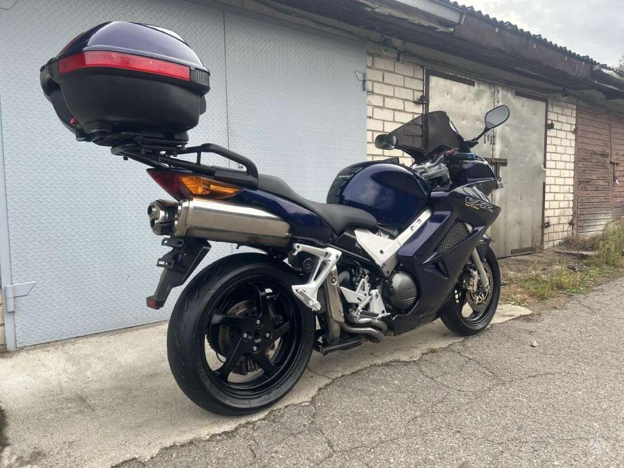 Blue Honda VFR 2006 in Birstonas, with an engine capacity of 0.80 L and mileage of 48 thousand km for 3050 €, photo 5 on AUTOMOTO.COM.LV