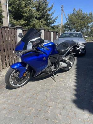 Zils Honda VFR 2013 Druskininkai, ar dzinēja tilpumu 1.30 L un nobraukumu 21 tūkst. km par 3900 €, foto  vietnē AUTOMOTO.COM.LV