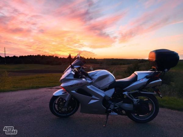 Pelēks Honda VFR 2002 Viļņa, ar dzinēja tilpumu 0.80 L un nobraukumu 74 tūkst. km par 1600 €, foto 1 vietnē AUTOMOTO.COM.LV