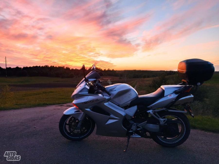 Grey Honda VFR 2002 in Vilnius, with an engine capacity of 0.80 L and mileage of 74 thousand km for 1600 €, photo 1 on AUTOMOTO.COM.LV