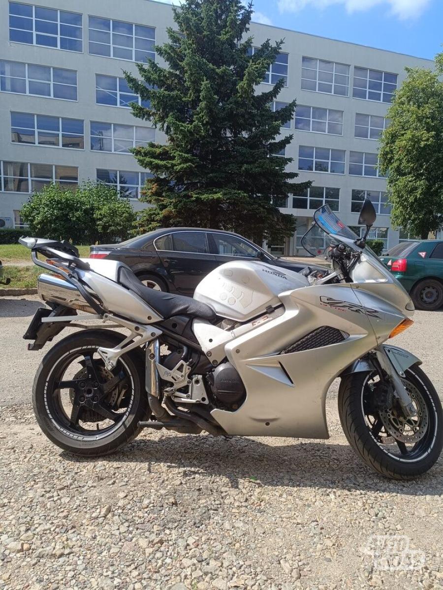 Grey Honda VFR 2002 in Vilnius, with an engine capacity of 0.80 L and mileage of 74 thousand km for 1600 €, photo 6 on AUTOMOTO.COM.LV