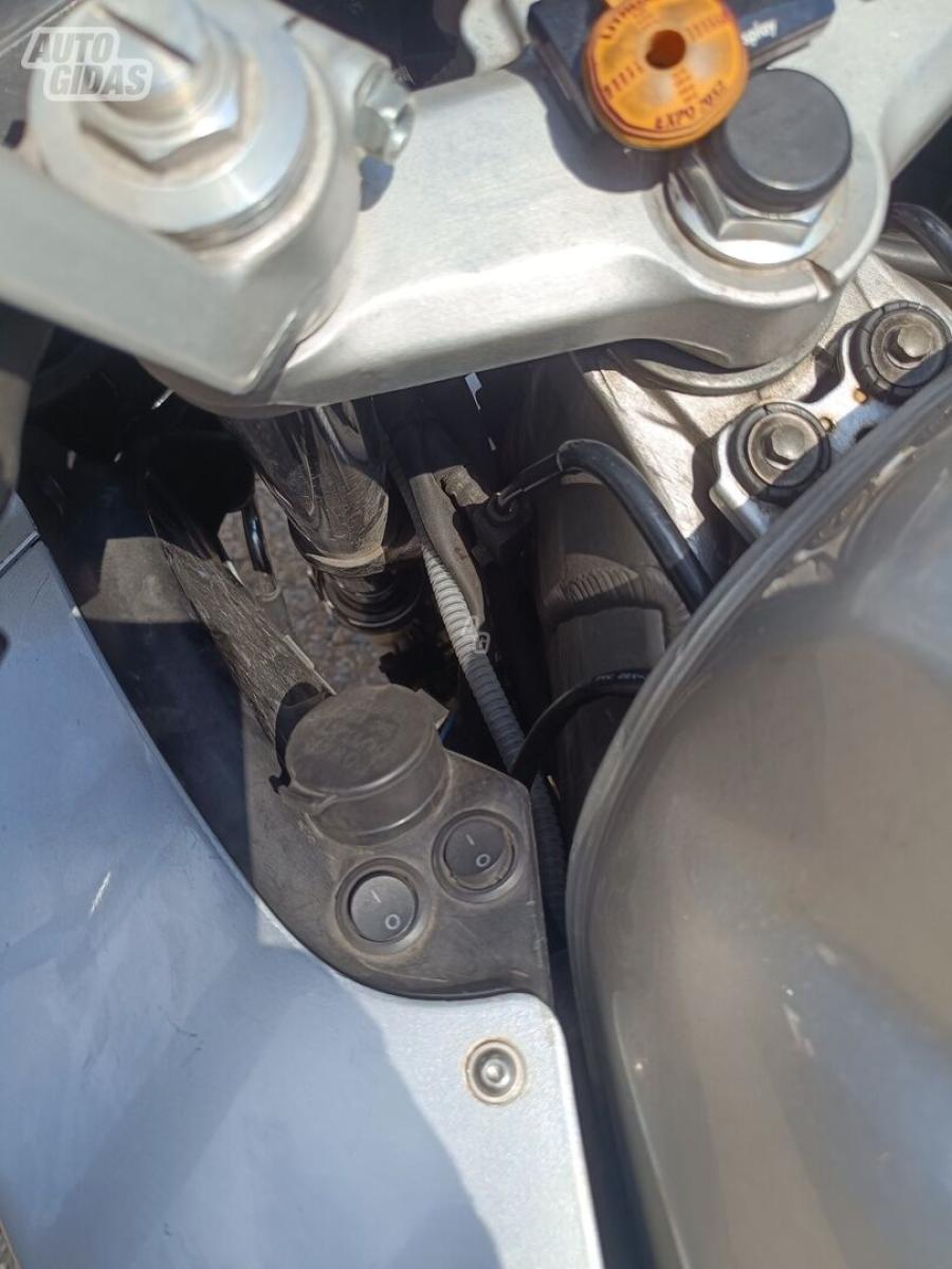 Grey Honda VFR 2002 in Vilnius, with an engine capacity of 0.80 L and mileage of 74 thousand km for 1600 €, photo 9 on AUTOMOTO.COM.LV