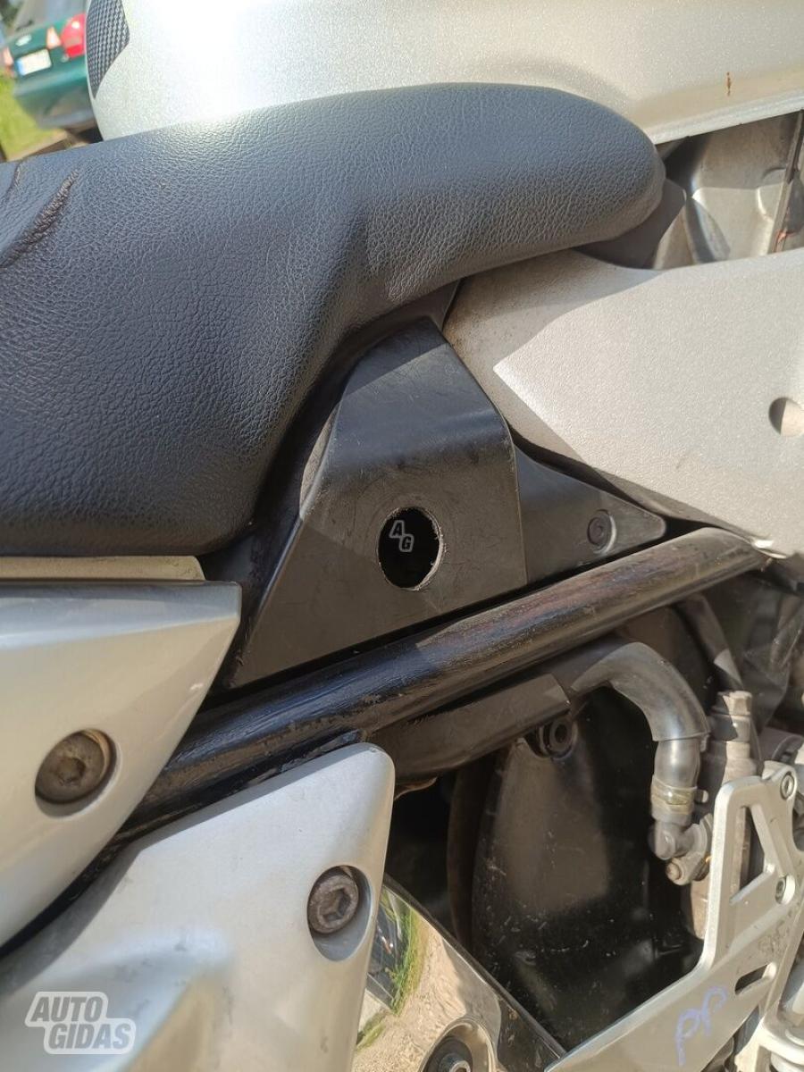 Grey Honda VFR 2002 in Vilnius, with an engine capacity of 0.80 L and mileage of 74 thousand km for 1600 €, photo 12 on AUTOMOTO.COM.LV