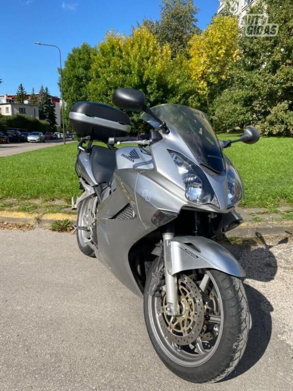 Pelēks Honda VFR 2006 Kauņa, ar dzinēja tilpumu 0.80 L un nobraukumu 72 tūkst. km par 3150 €, foto 1 vietnē AUTOMOTO.COM.LV