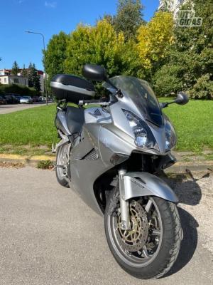 Pelēks Honda VFR 2006 Kauņa, ar dzinēja tilpumu 0.80 L un nobraukumu 72 tūkst. km par 3150 €, foto  vietnē AUTOMOTO.COM.LV