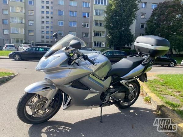 Pelēks Honda VFR 2006 Kauņa, ar dzinēja tilpumu 0.80 L un nobraukumu 72 tūkst. km par 3150 €, foto 5 vietnē AUTOMOTO.COM.LV