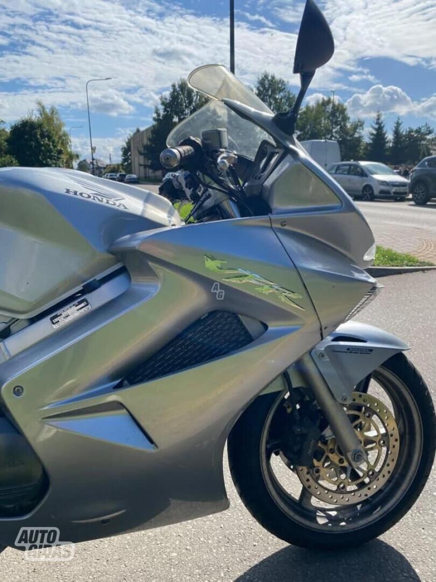 Pelēks Honda VFR 2006 Kauņa, ar dzinēja tilpumu 0.80 L un nobraukumu 72 tūkst. km par 3150 €, foto 6 vietnē AUTOMOTO.COM.LV