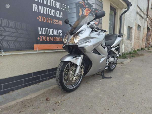Pelēks Honda VFR 2009 Panevēža, ar dzinēja tilpumu 0.80 L un nobraukumu 85 tūkst. km par 2650 €, foto 3 vietnē AUTOMOTO.COM.LV
