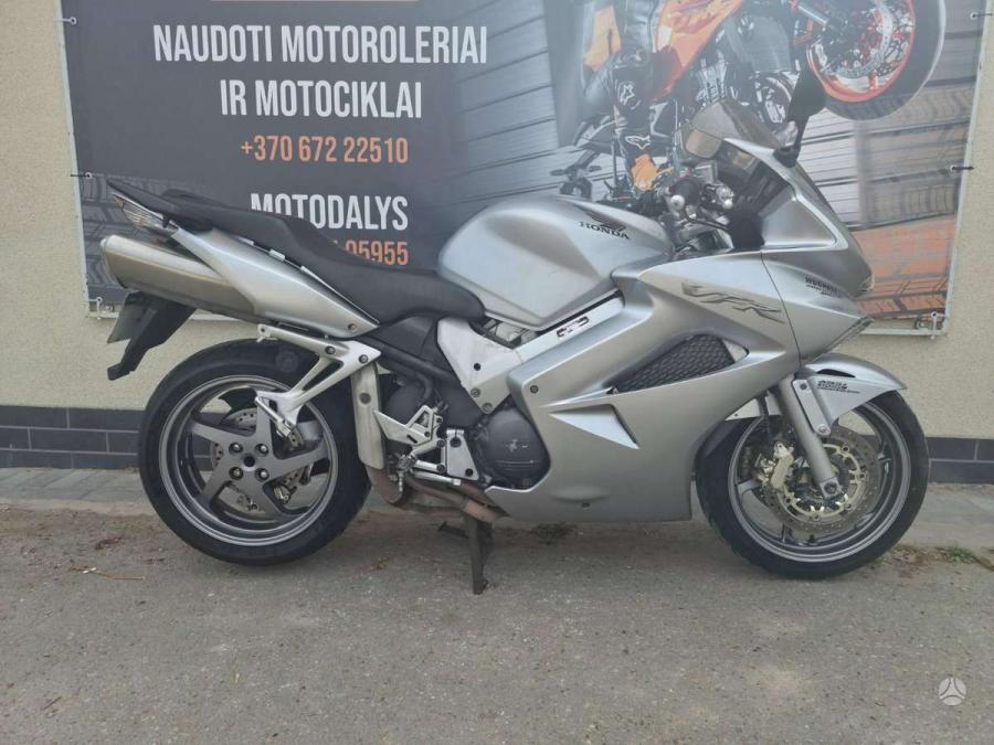 Pelēks Honda VFR 2009 Panevēža, ar dzinēja tilpumu 0.80 L un nobraukumu 85 tūkst. km par 2650 €, foto 4 vietnē AUTOMOTO.COM.LV