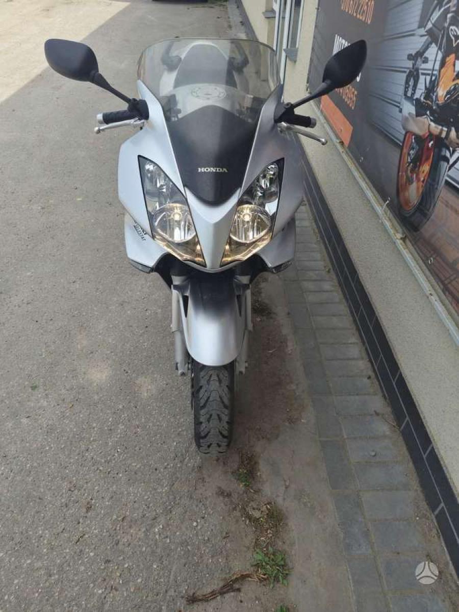 Pelēks Honda VFR 2009 Panevēža, ar dzinēja tilpumu 0.80 L un nobraukumu 85 tūkst. km par 2650 €, foto 6 vietnē AUTOMOTO.COM.LV