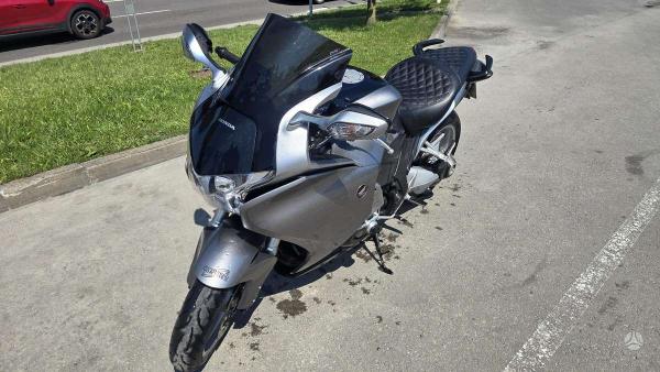 Серый Хонда VFR 2010 в Клайпеда, объемом двигателя 1.20 л и пробегом 49 тыс. км за 6900 €, фото 3 на AUTOMOTO.COM.LV