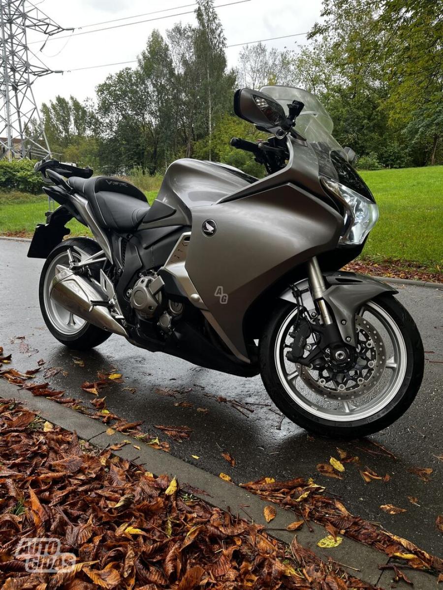 Pelēks Honda VFR 2011 Viļņa, ar dzinēja tilpumu 1.20 L un nobraukumu 44 tūkst. km par 5400 €, foto 3 vietnē AUTOMOTO.COM.LV
