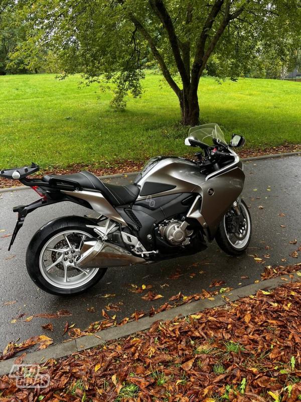 Pelēks Honda VFR 2011 Viļņa, ar dzinēja tilpumu 1.20 L un nobraukumu 44 tūkst. km par 5400 €, foto 4 vietnē AUTOMOTO.COM.LV