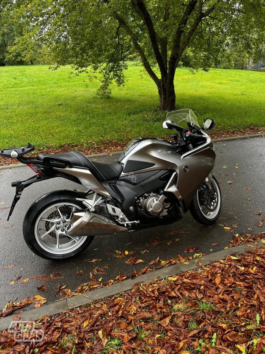 Pelēks Honda VFR 2011 Viļņa, ar dzinēja tilpumu 1.20 L un nobraukumu 44 tūkst. km par 5400 €, foto 4 vietnē AUTOMOTO.COM.LV