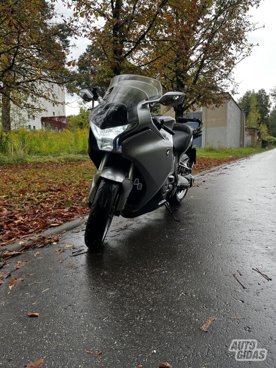 Pelēks Honda VFR 2011 Viļņa, ar dzinēja tilpumu 1.20 L un nobraukumu 44 tūkst. km par 5400 €, foto 5 vietnē AUTOMOTO.COM.LV