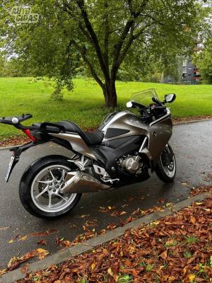 Pelēks Honda VFR 2011 Viļņa, ar dzinēja tilpumu 1.20 L un nobraukumu 44 tūkst. km par 5400 €, foto 7 vietnē AUTOMOTO.COM.LV
