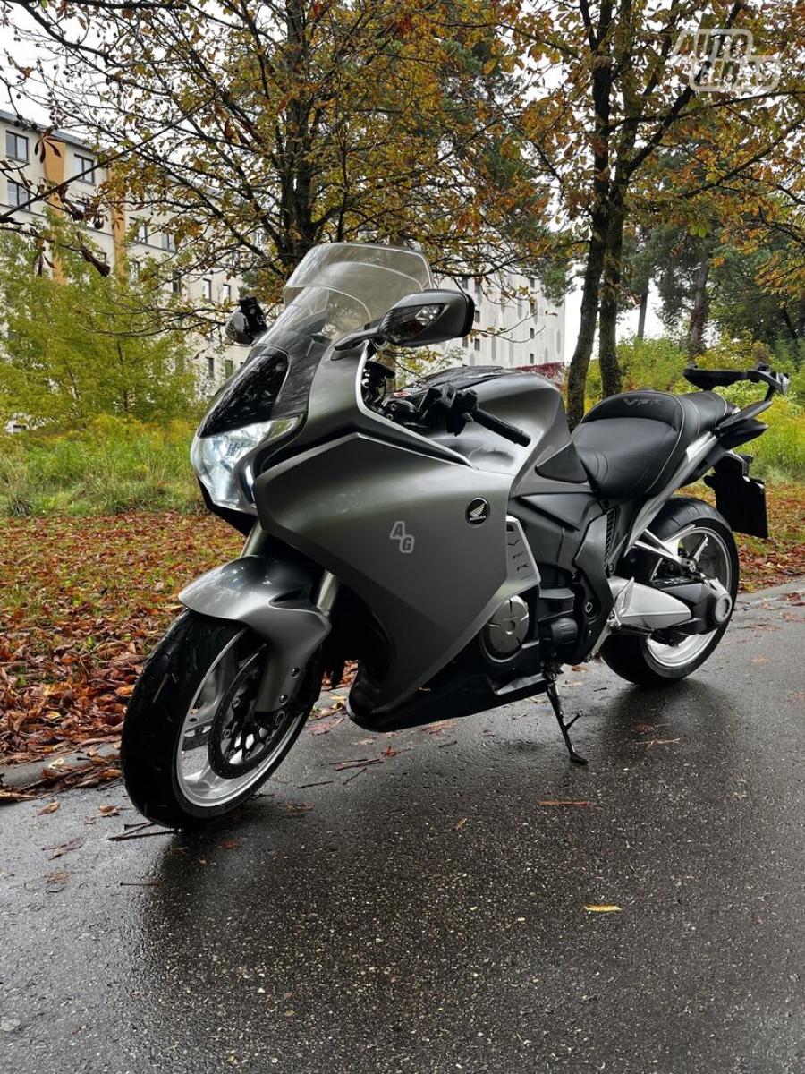 Pelēks Honda VFR 2011 Viļņa, ar dzinēja tilpumu 1.20 L un nobraukumu 44 tūkst. km par 5400 €, foto 8 vietnē AUTOMOTO.COM.LV