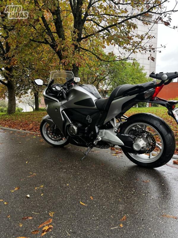 Pelēks Honda VFR 2011 Viļņa, ar dzinēja tilpumu 1.20 L un nobraukumu 44 tūkst. km par 5400 €, foto 9 vietnē AUTOMOTO.COM.LV