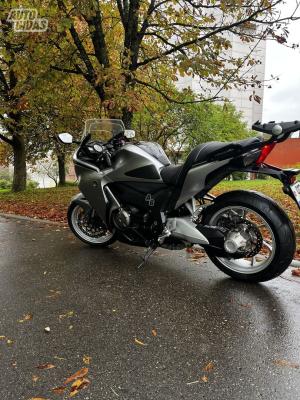 Pelēks Honda VFR 2011 Viļņa, ar dzinēja tilpumu 1.20 L un nobraukumu 44 tūkst. km par 5400 €, foto 9 vietnē AUTOMOTO.COM.LV