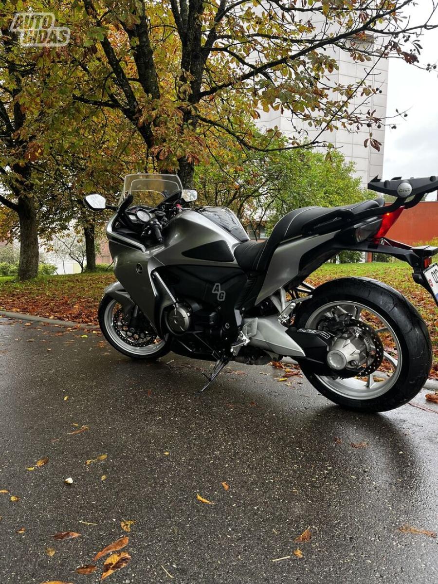 Pelēks Honda VFR 2011 Viļņa, ar dzinēja tilpumu 1.20 L un nobraukumu 44 tūkst. km par 5400 €, foto 9 vietnē AUTOMOTO.COM.LV