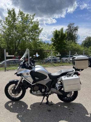 Grey Honda VFR 2012 in Vilnius, with an engine capacity of 1.24 L and mileage of 59 thousand km for 6300 €, photo 5 on AUTOMOTO.COM.LV