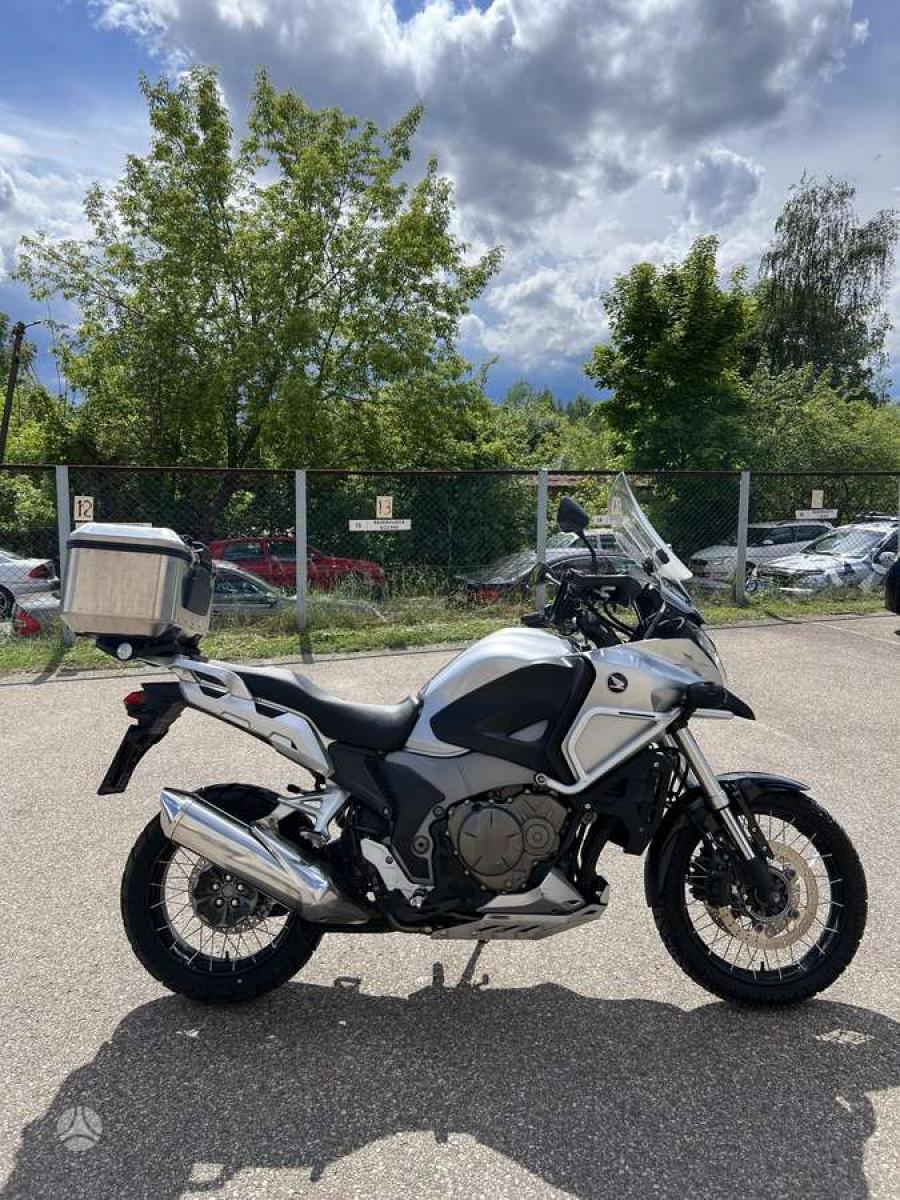 Grey Honda VFR 2012 in Vilnius, with an engine capacity of 1.24 L and mileage of 59 thousand km for 6300 €, photo 7 on AUTOMOTO.COM.LV