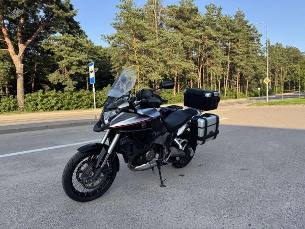Grey Honda VFR 2013 in Druskininkai, with an engine capacity of 1.24 L and mileage of 71 thousand km for 6100 €, photo 2 on AUTOMOTO.COM.LV