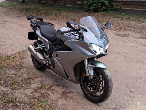 Grey Honda VFR 2019 in Kaunas, with an engine capacity of 0.80 L and mileage of 25 thousand km for 5000 €, photo 1 on AUTOMOTO.COM.LV