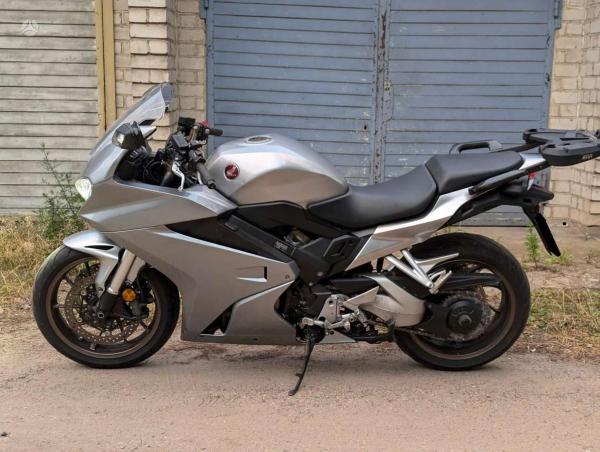Grey Honda VFR 2019 in Kaunas, with an engine capacity of 0.80 L and mileage of 25 thousand km for 5000 €, photo 4 on AUTOMOTO.COM.LV