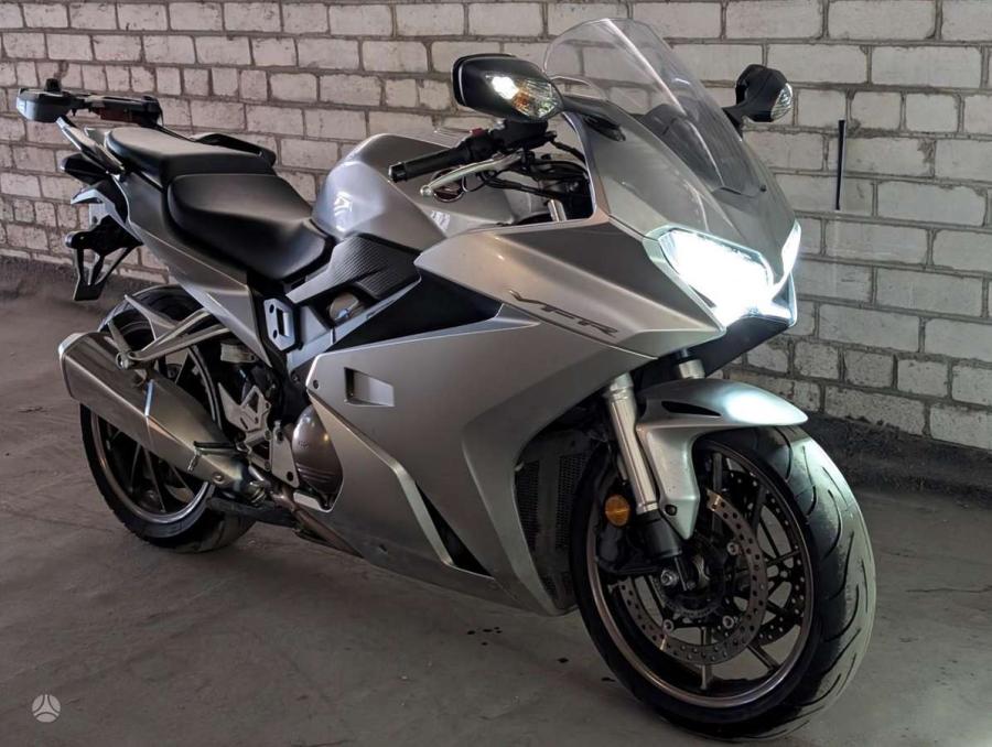 Pelēks Honda VFR 2019 Kauņa, ar dzinēja tilpumu 0.80 L un nobraukumu 25 tūkst. km par 5500 €, foto 3 vietnē AUTOMOTO.COM.LV