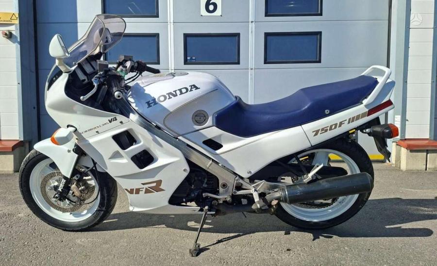 Honda VFR 1986 in Siauliai, with an engine capacity of 0.75 L and mileage of 3 thousand km for 1999 €, photo 3 on AUTOMOTO.COM.LV
