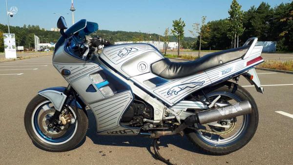 Honda VFR 1986 in Vilnius, with an engine capacity of 0.75 L and mileage of 38 thousand km for 999 €, photo 1 on AUTOMOTO.COM.LV