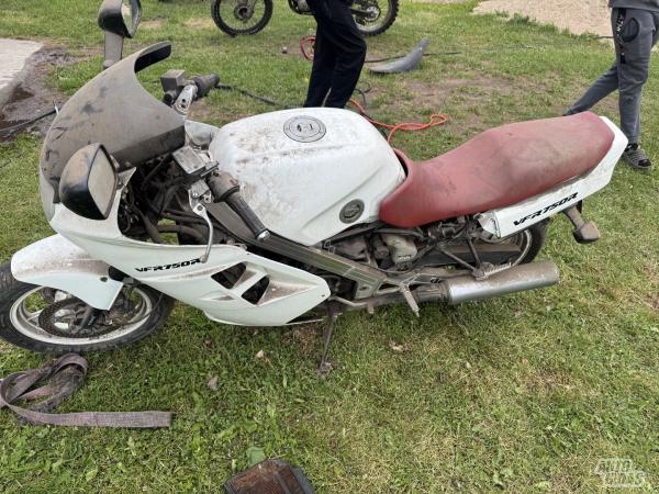 Хонда VFR 1995 в Паневежис, объемом двигателя 0.00 л и пробегом 0 тыс. км за 500 €, фото 4 на AUTOMOTO.COM.LV