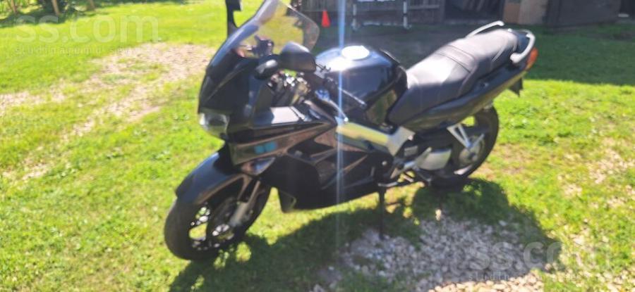Honda VFR 1999 in Riga, with an engine capacity of 0.80 L and mileage of 0 thousand km for 2155 €, photo 3 on AUTOMOTO.COM.LV