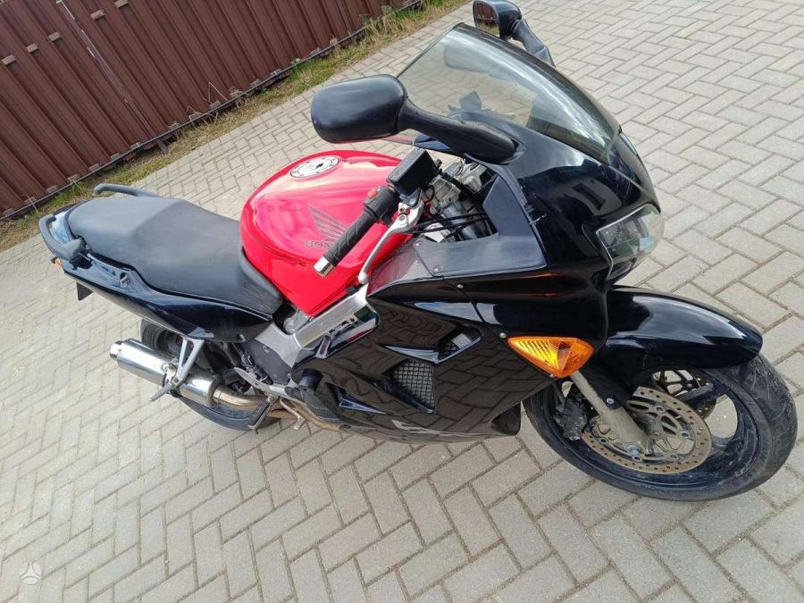 Хонда VFR 1999 в Вильнюс, объемом двигателя 0.85 л и пробегом 27 тыс. км за 1700 €, фото 4 на AUTOMOTO.COM.LV