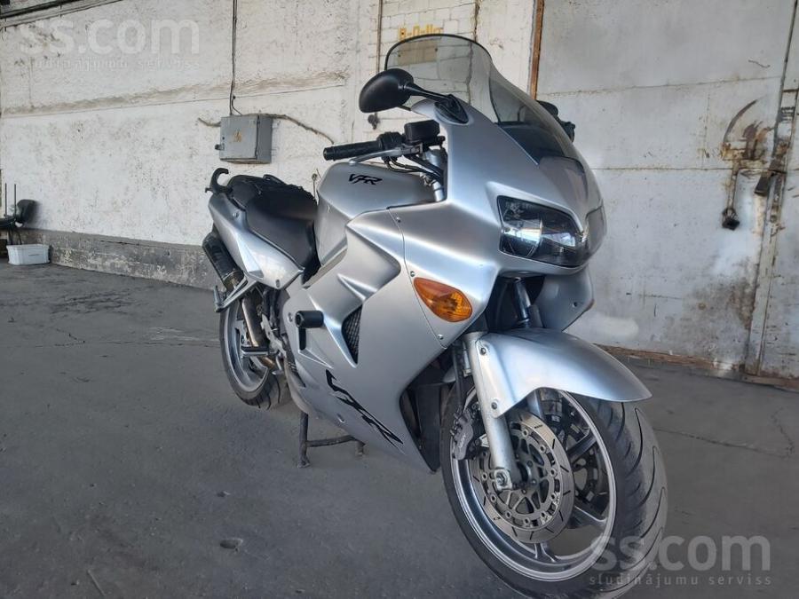 Honda VFR 2000 in Riga, with an engine capacity of 0.80 L and mileage of 0 thousand km for 2000 €, photo 3 on AUTOMOTO.COM.LV