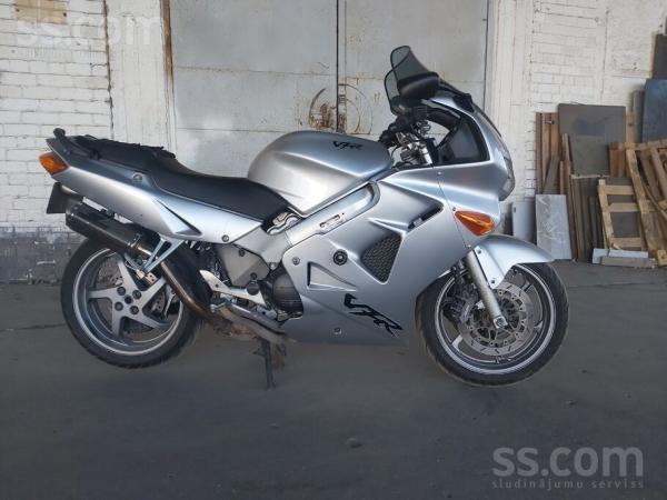 Honda VFR 2000 in Riga, with an engine capacity of 0.80 L and mileage of 0 thousand km for 2000 €, photo 3 on AUTOMOTO.COM.LV