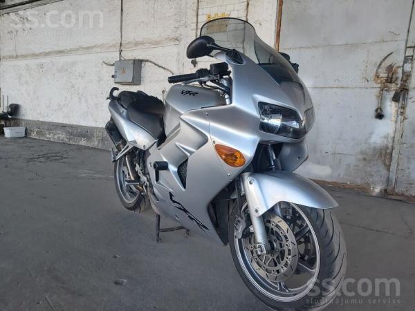 Honda VFR 2000 Rīga, ar dzinēja tilpumu 0.80 L un nobraukumu 0 tūkst. km par 2000 €, foto 2 vietnē AUTOMOTO.COM.LV