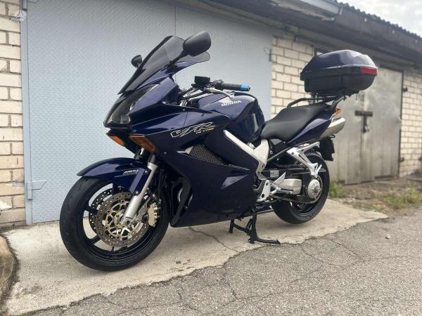 Хонда VFR 2002 в Бирштонас, объемом двигателя 0.80 л и пробегом 48 тыс. км за 3050 €, фото 2 на AUTOMOTO.COM.LV