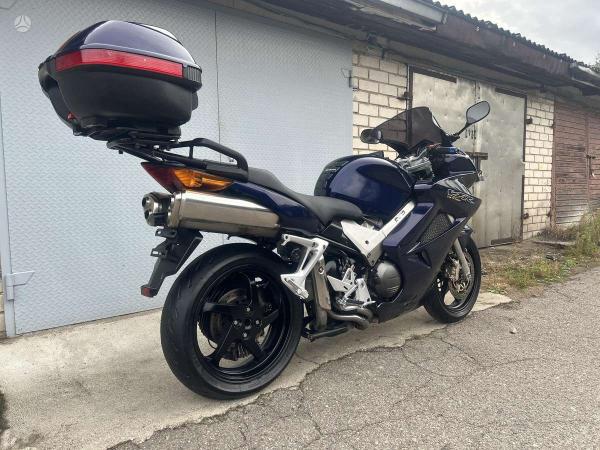 Хонда VFR 2002 в Бирштонас, объемом двигателя 0.80 л и пробегом 48 тыс. км за 3050 €, фото 5 на AUTOMOTO.COM.LV