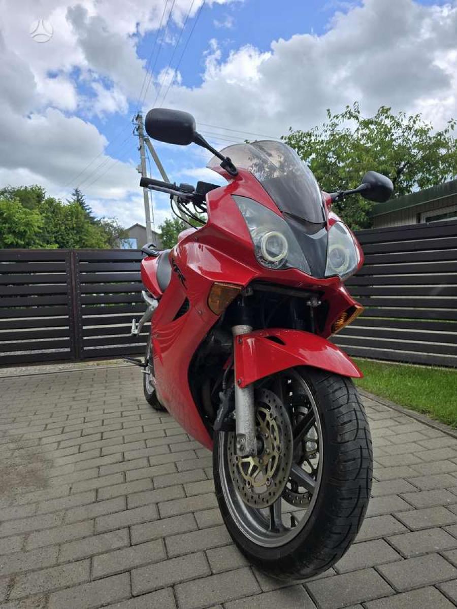 Honda VFR 2002 in Kaunas, with an engine capacity of 0.78 L and mileage of 47 thousand km for 3700 €, photo 4 on AUTOMOTO.COM.LV