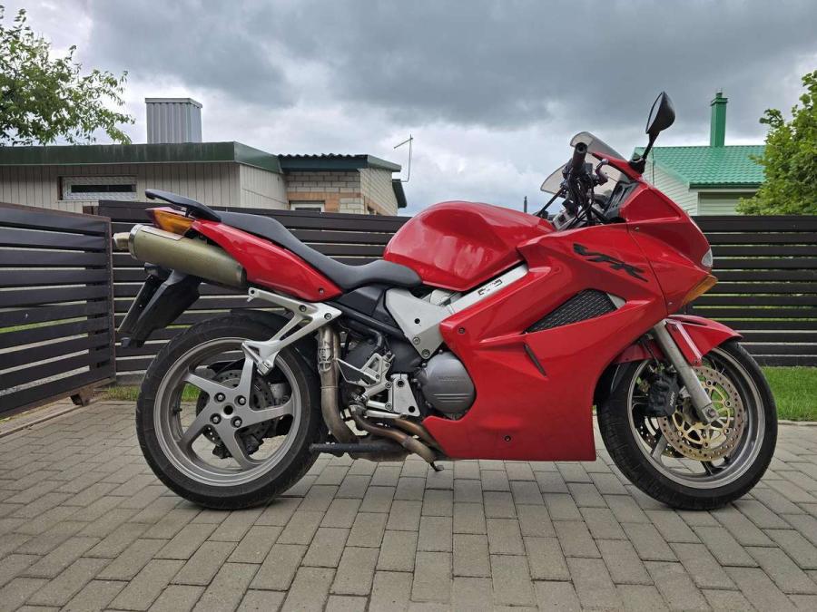 Honda VFR 2002 in Kaunas, with an engine capacity of 0.78 L and mileage of 47 thousand km for 3700 €, photo 6 on AUTOMOTO.COM.LV