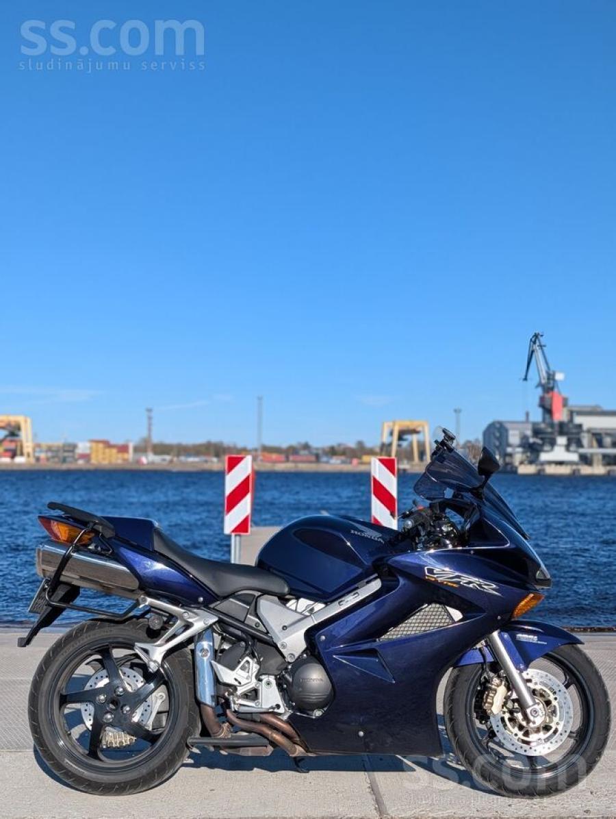 Honda VFR 2003 in Riga, with an engine capacity of 0.80 L and mileage of 0 thousand km for 3550 €, photo 3 on AUTOMOTO.COM.LV