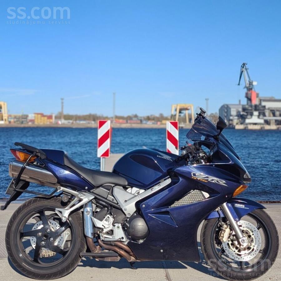 Honda VFR 2003 in Riga, with an engine capacity of 0.80 L and mileage of 0 thousand km for 3000 €, photo 3 on AUTOMOTO.COM.LV