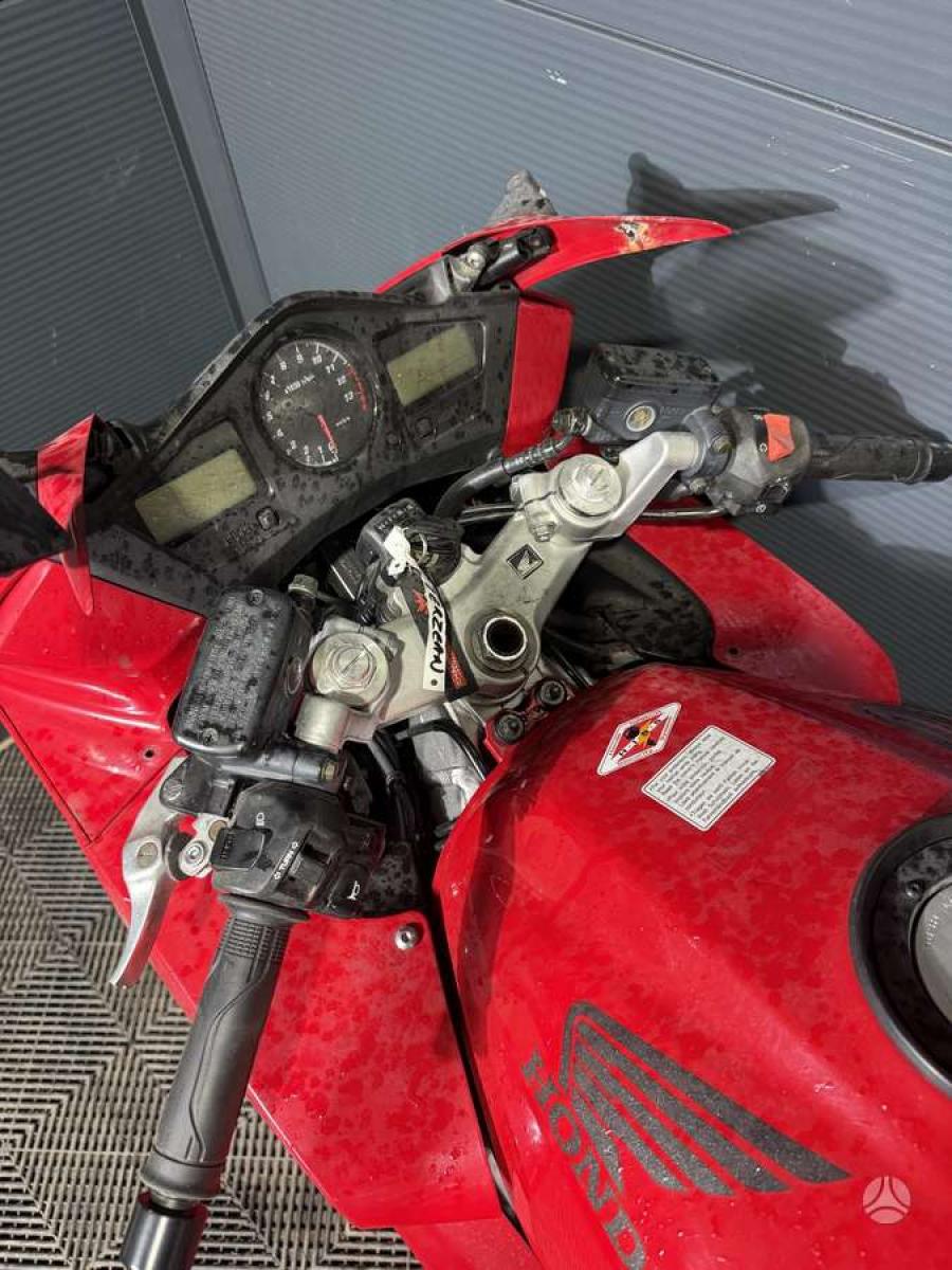Honda VFR 2004 Tauragė, ar dzinēja tilpumu 0.80 L un nobraukumu 78 tūkst. km par 1750 €, foto 3 vietnē AUTOMOTO.COM.LV