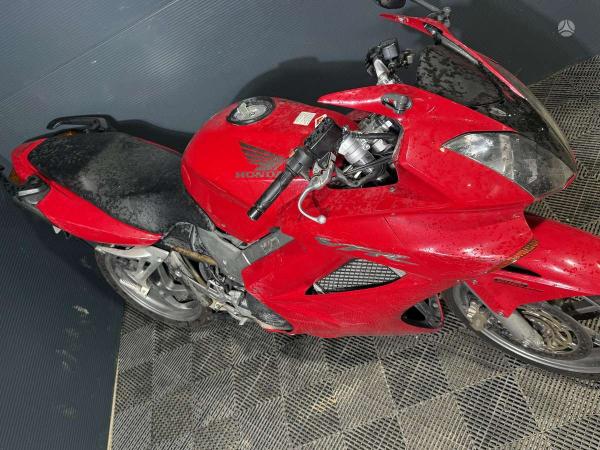 Honda VFR 2004 Tauragė, ar dzinēja tilpumu 0.80 L un nobraukumu 78 tūkst. km par 1750 €, foto 3 vietnē AUTOMOTO.COM.LV